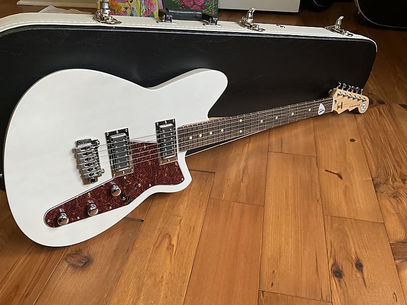 Reverend Jetstream RB White with Reverend Teardrop case | Reverb