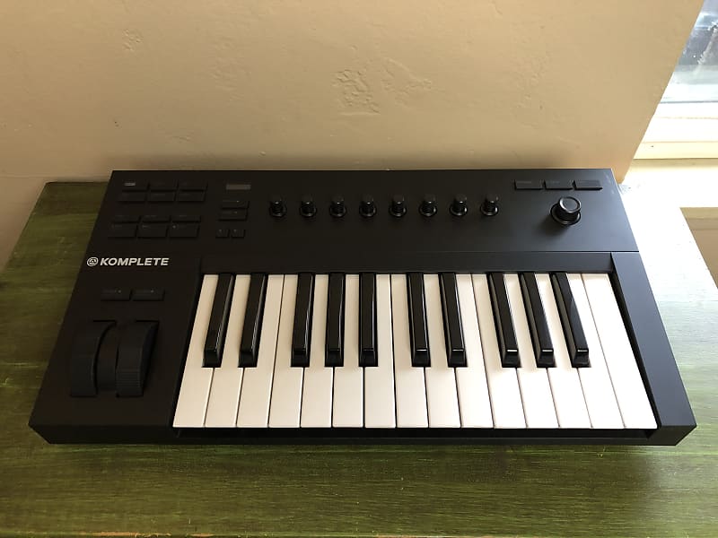 Native Instruments A25 Midi Controller - Black | Reverb