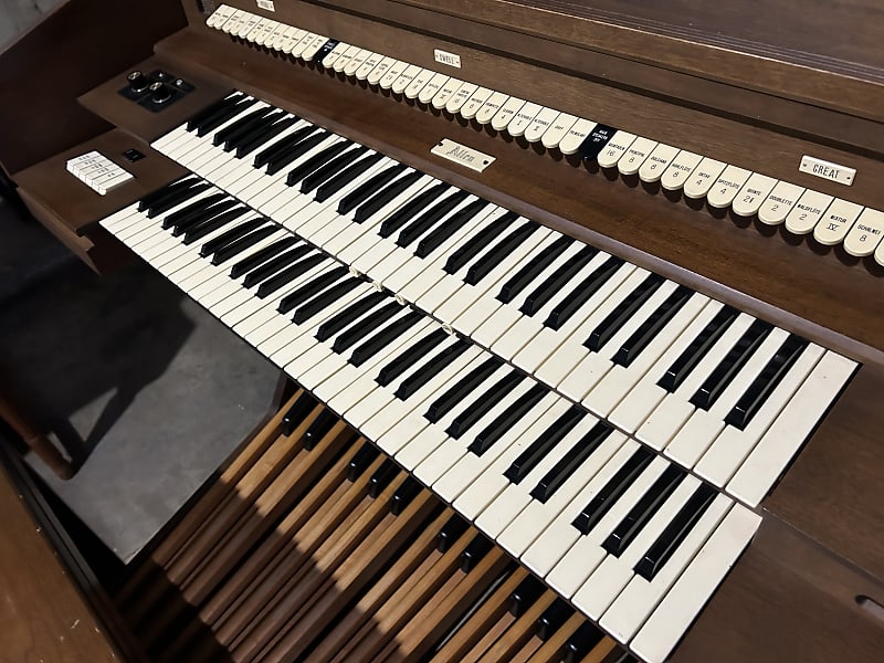 Allen Organ w/ Built-in Speakers, 32-Note Concave Pedalboard | Reverb