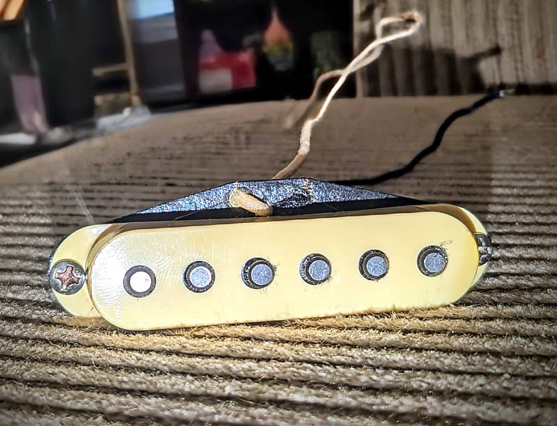 Fender Pure Vintage '61 Single-Coil Strat® - Cream/Off | Reverb