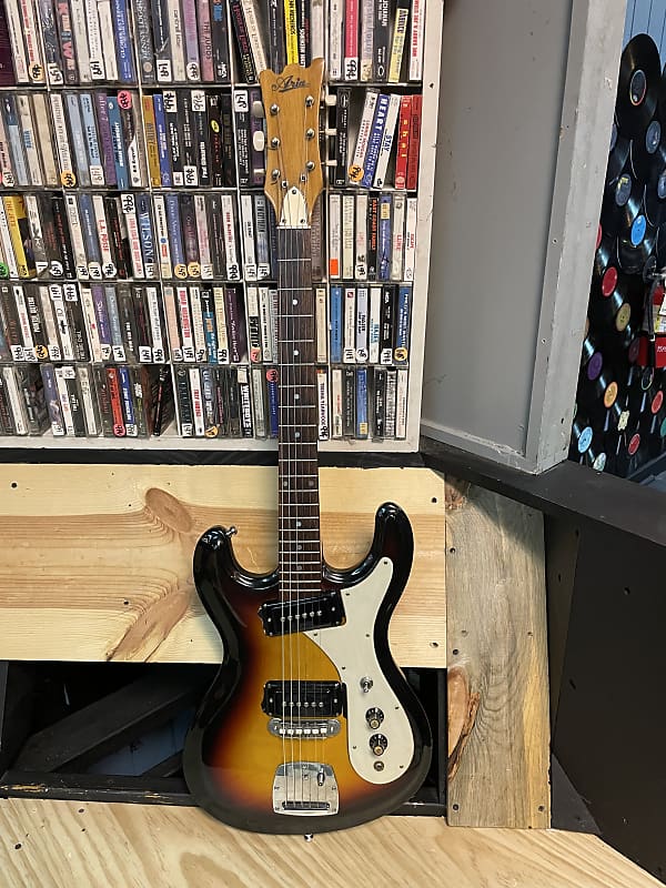Aria Mosrite Hi Flier Mosrite Copy 1972 w Mosrite pickups and | Reverb