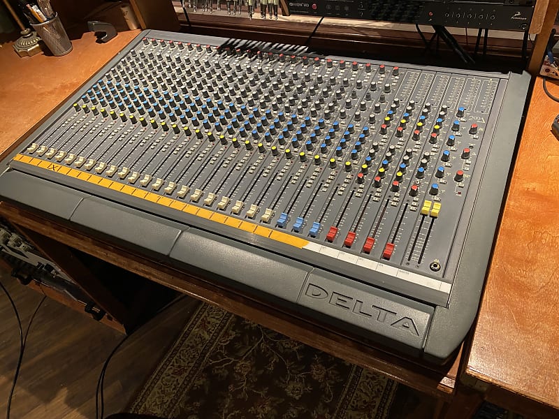 Soundcraft Delta 200 24 channel console | Reverb