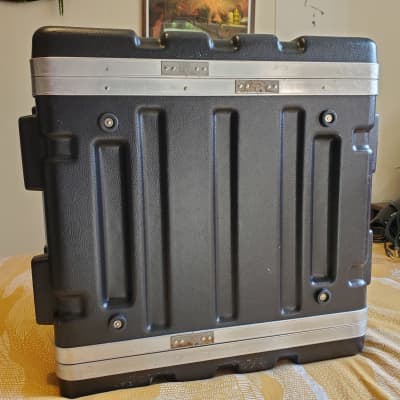 SKB 8u rackmount flight case Pre 2000 - Black | Reverb UK