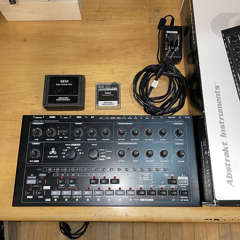 Abstrakt Instruments Avalon Bassline Black | Reverb