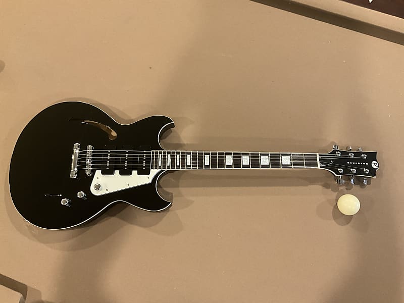 Reverend Manta Ray 390 with Reverend Teardrop case | Reverb