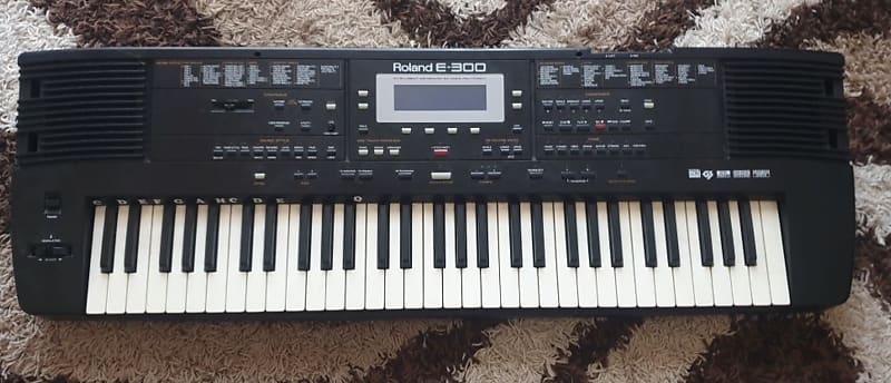 Roland E-300 Intelligent Keyboard 61-Key Synthesizer | Reverb
