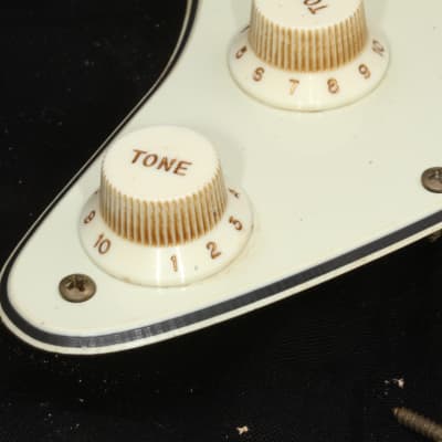 NOS Aged 64' style Strat® Green Guard Full | Reverb Deutschland