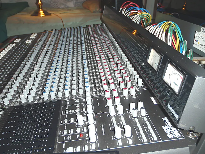 Mackie 32 Channel 8-Bus Recording Mixer with Meter Bridge and | Reverb