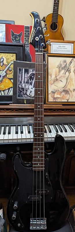 Silvertone Left-handed 4-String Bass Guitar | Reverb