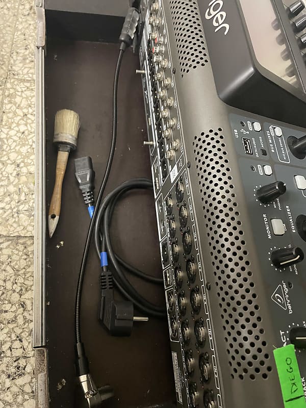 Behringer X32 COMPACT + Flight Case | Reverb France