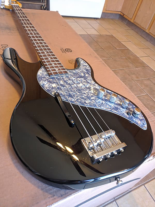 Line 6 Variax 700 Bass | Reverb