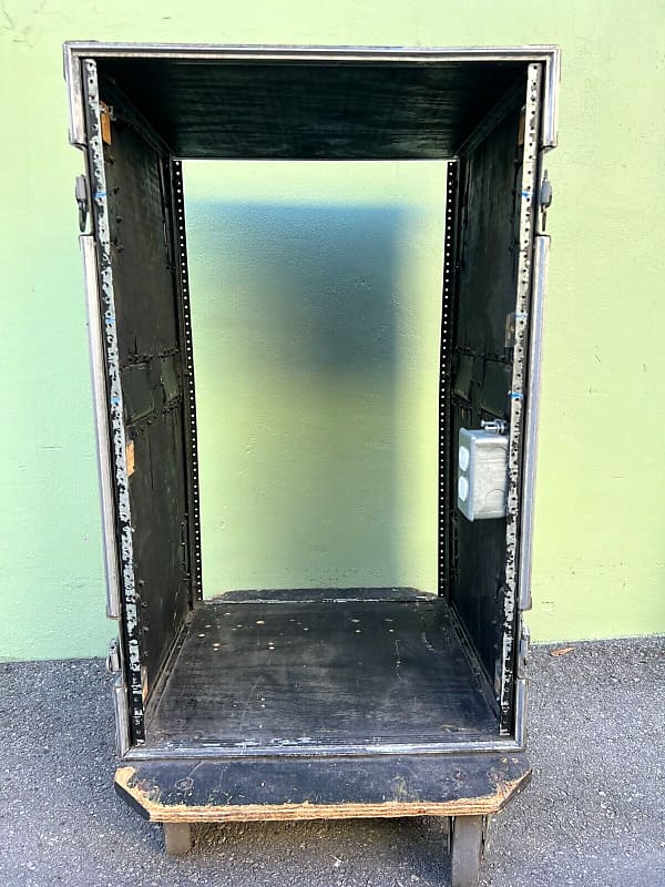 Sessions 18 Space W/Power Outlet Case On Wheels #04028 | Reverb