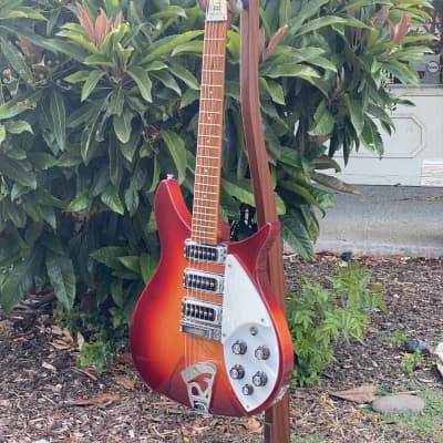 RICKENBACKER 320 electric guitars