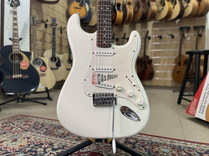 Squier Bullet Stratocaster Arctic White Laurel | Reverb