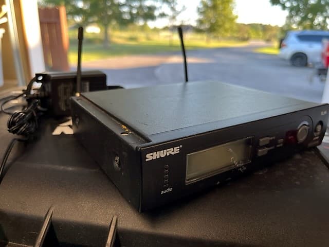 Shure Wireless Mic Receiver black | Reverb