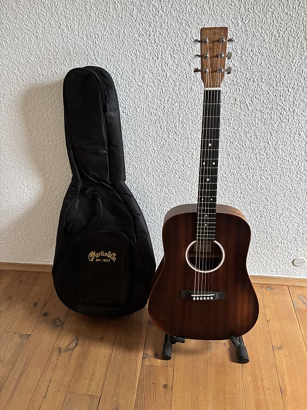 Martin D JR-10E Streetmaster 2021 - 2024 - Mahogany | Reverb España