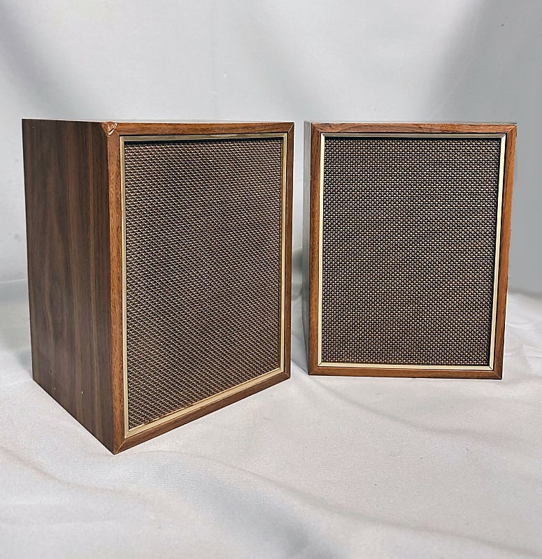 Pair of Realistic Bookshelf Speakers - Woodgrain | Reverb