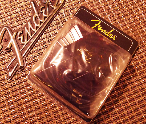 Fender 355 Medium Shell Classic Celluloid 1/2 Gross 72 picks | Reverb