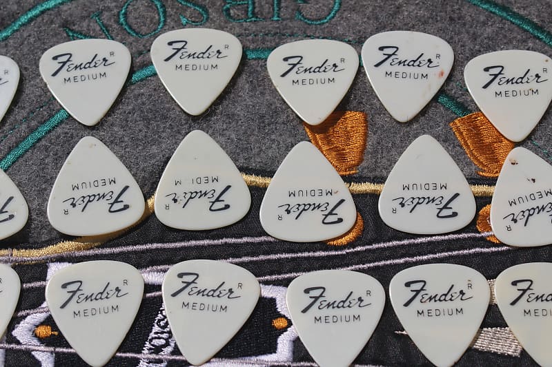 (36) Fender Medium Picks 70s Vintage - White | Reverb