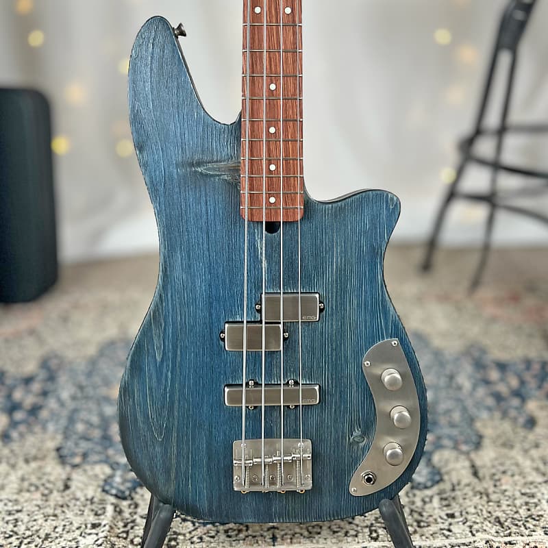 Offbeat Guitars Roxanne PJ 32" Medium Scale Bass in | Reverb Canada