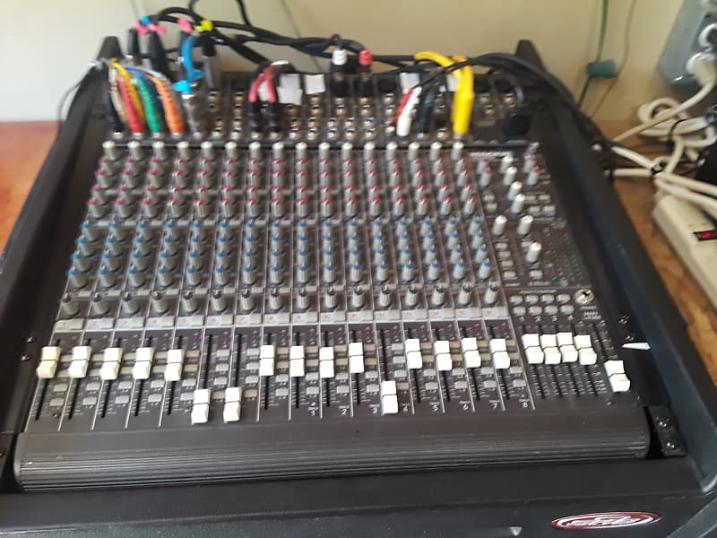 Mackie CR1604-VLZ 16-Channel Mixing Board | Reverb