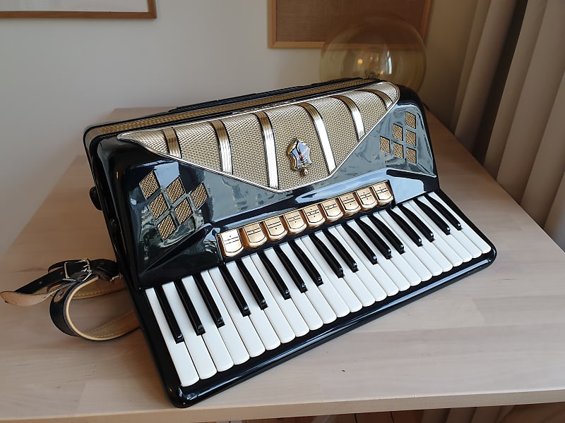 Hohner Pirola IVP, black, 3 bass register, four voice | Reverb UK