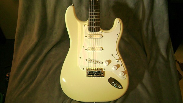 Fender Squier Strat Affinity Cream/White | Reverb
