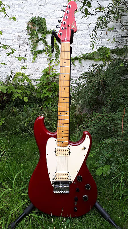 Roland G-202 1982 Red + Roland GR-300 Analog Guitar Synth | Reverb