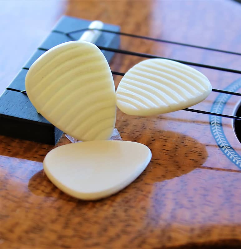 Dell Arte Bone guitar pick DA-1069 Set of 3 picks | Reverb