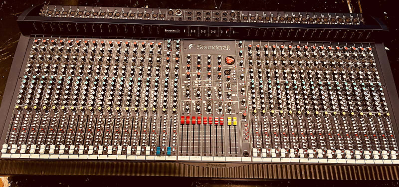 Soundcraft Live 8 == 32 inputs / 8 Busses / 6 AUX / 4 band EQ | Reverb