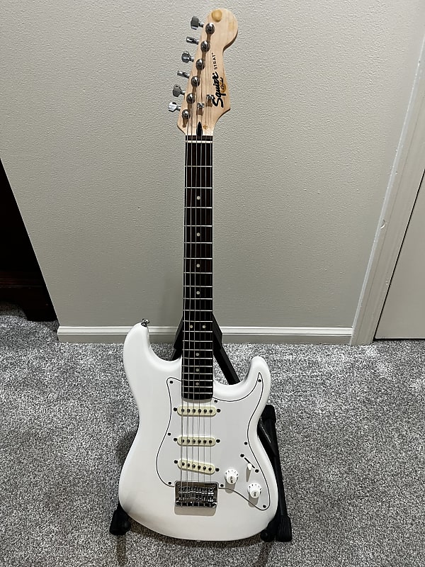 Fender Squire Strat 2018 - Gloss white | Reverb