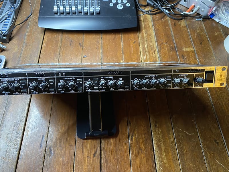 Behringer VX2000 High-Performance Mic Preamplifier/Voice | Reverb