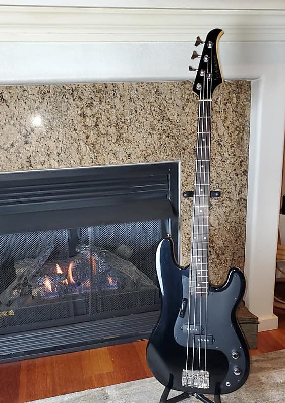 Silvertone Revolver 4 String Bass | Reverb