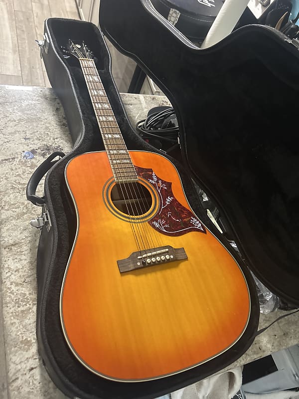 Chibson Hummingbird 08 - Cherry red sunburst/maroon pick | Reverb