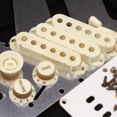 NOS Aged 64' style Strat® Green Guard Full | Reverb Deutschland