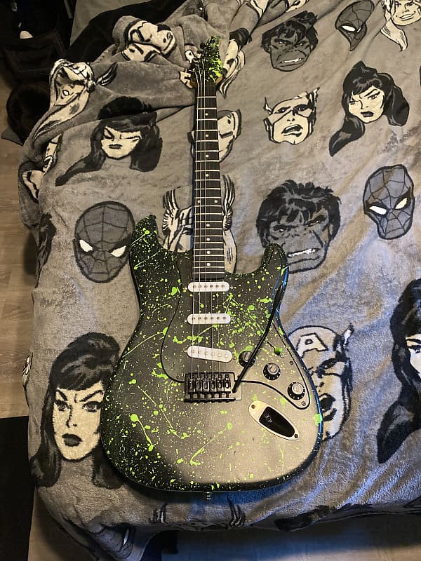 Lyx Pro - Alien blood custom w/ beginner amp | Reverb