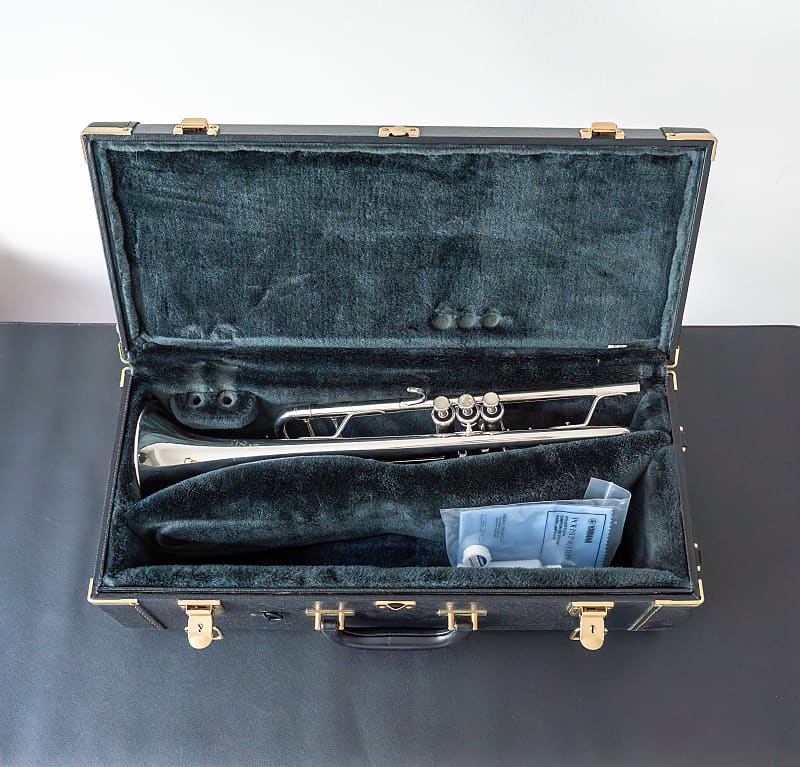 Yamaha YTR-8335IIGS Xeno Bb Trumpet with Gold Brass Bell | Reverb