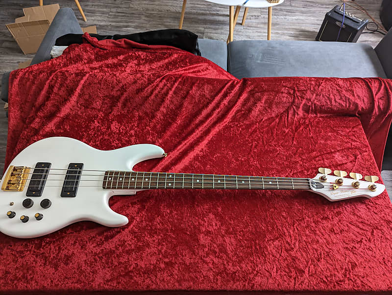 80's Peavey Dyna-Bass Bass Guitar White with Gold Hardware | Reverb