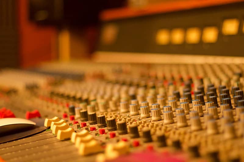 DDA D-Series 32 channel recording/mixing analog console | Reverb