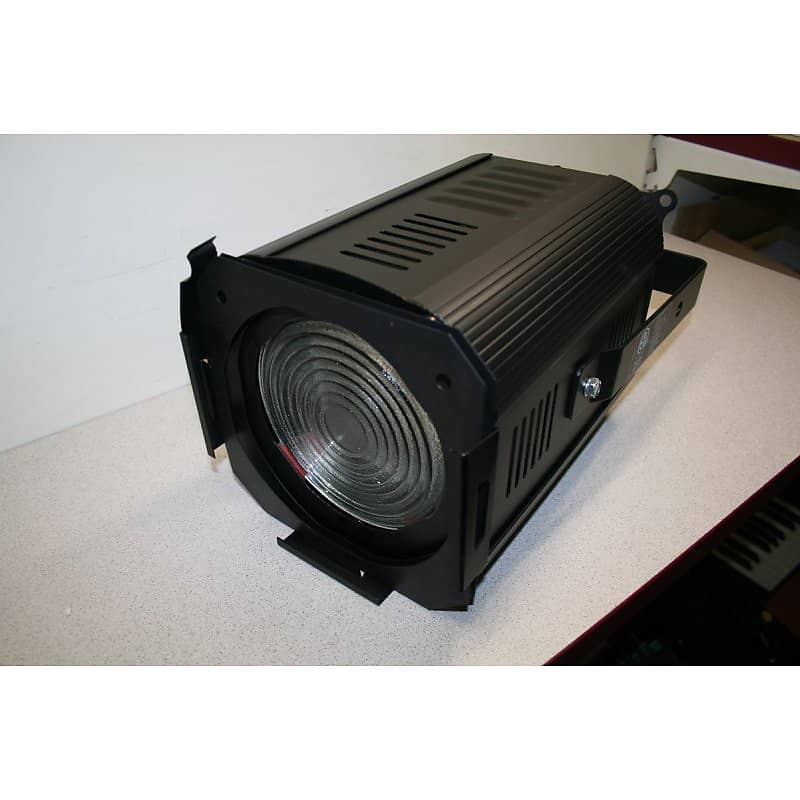 Elation ELED Fresnel 150 Linsenscheinwerfer, Demogerät | Reverb