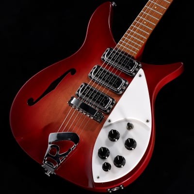 RICKENBACKER 320 electric guitars
