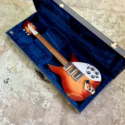 RICKENBACKER 320 electric guitars