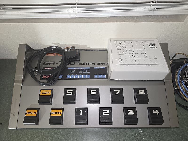 Roland GR-700 Synthesizer with DT200 programmer, memory | Reverb
